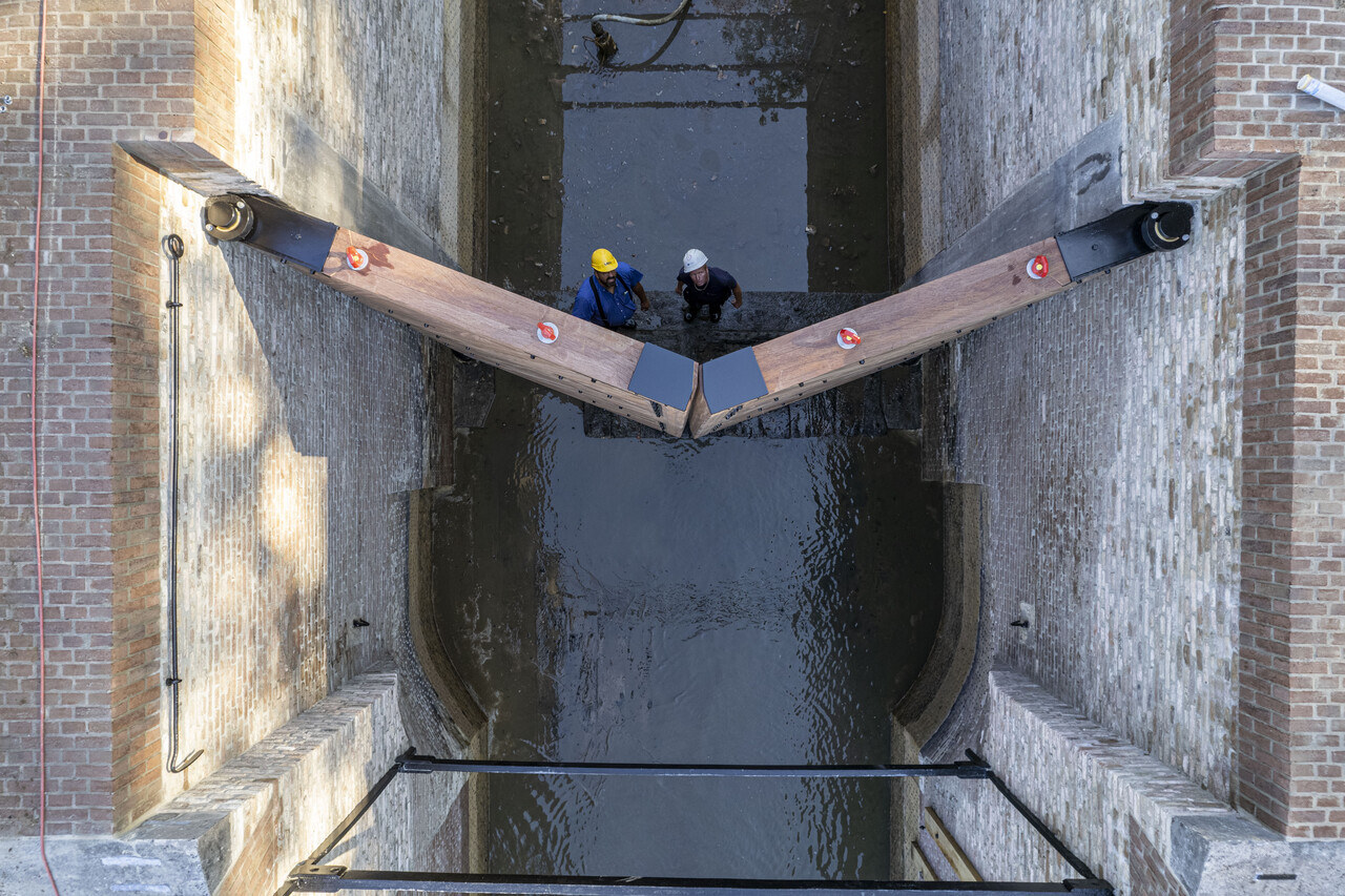 Nieuwe sluisdeuren voor de Doeverensche Sluis