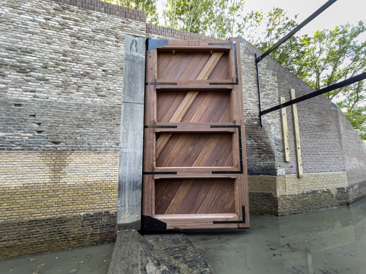 Nieuwe sluisdeuren voor de Doeverensche Sluis